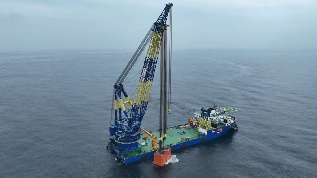 5000-Ton self-propelled full-rotation crane vessel was successfully ...